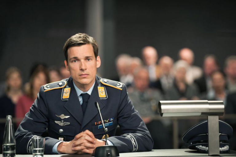 Held oder Mörder? "Terror-Ihr Urteil" Ferdinand von Schirach/Das Erste ...